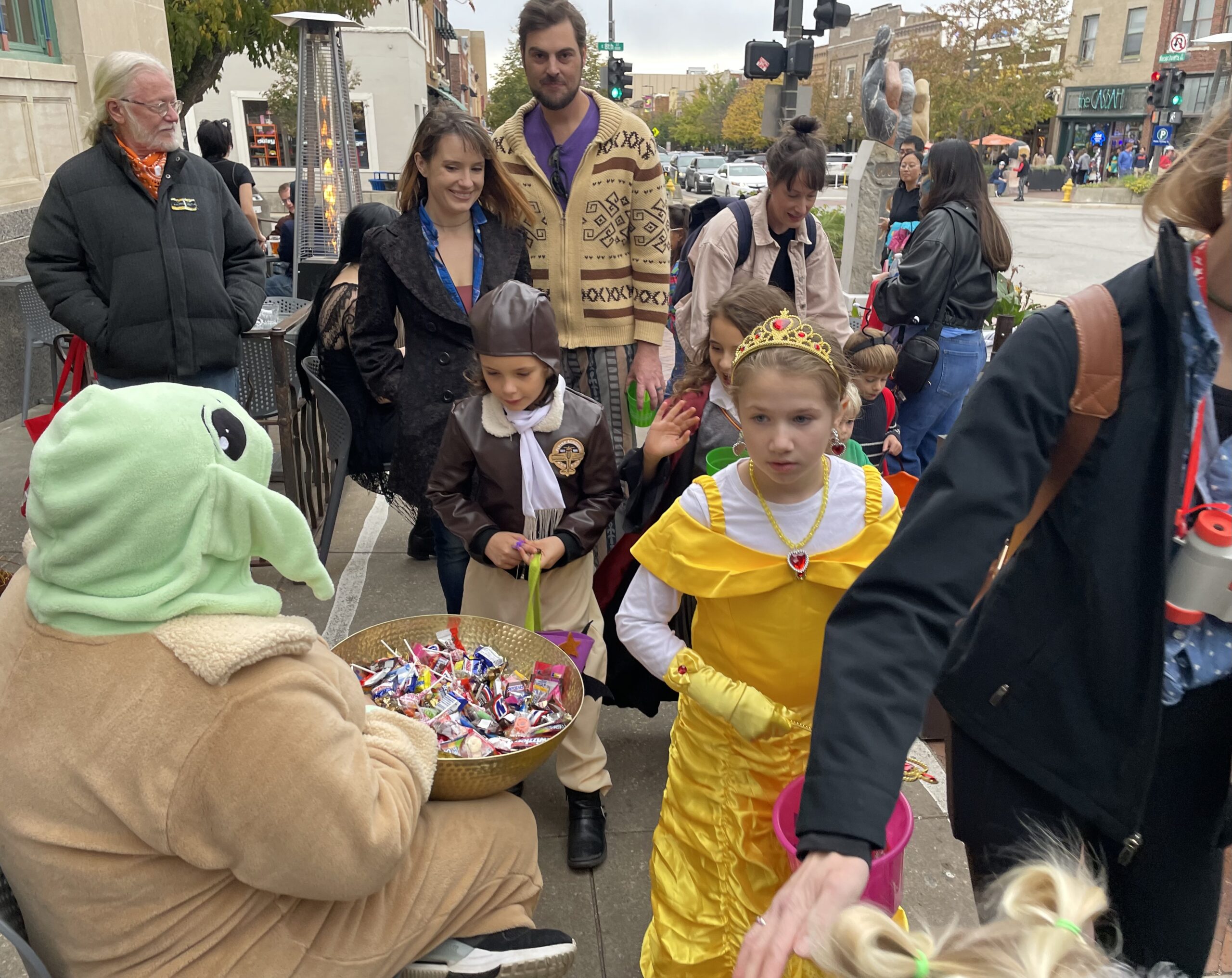 Dinos, dogs, doctors, ‘disco snails’ — a throng of trick-or-treaters on ...